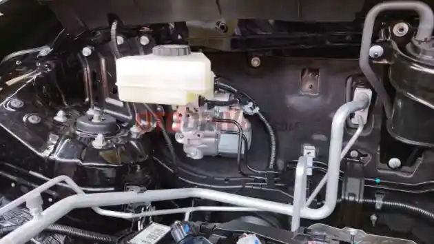 Toyota Kijang Innova Zenix Bensin dan Hybrid Punya Sistem Rem Beda ...