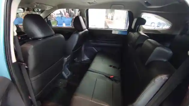 Ini Perbedaan Toyota Transmover Blue Bird dengan Avanza