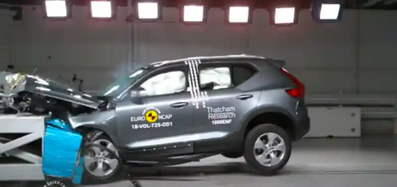 VIDEO: Crash Test Volkswagen Touareg (Euro NCAP)