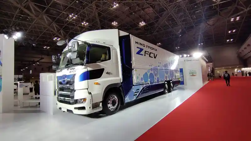 Hino Profia Z FCV dan Dutro Z EV Muncul Perdana