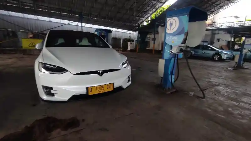 Tahun Depan Blue Bird Jual Mobil Listrik Tesla