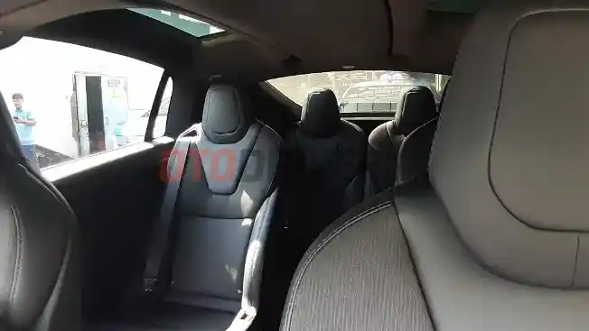 Melihat Lebih Dekat Tesla Model X Taksi Silverbird (8 Foto)