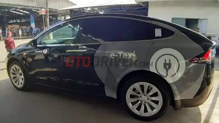Melihat Lebih Dekat Tesla Model X Taksi Silverbird (8 Foto)