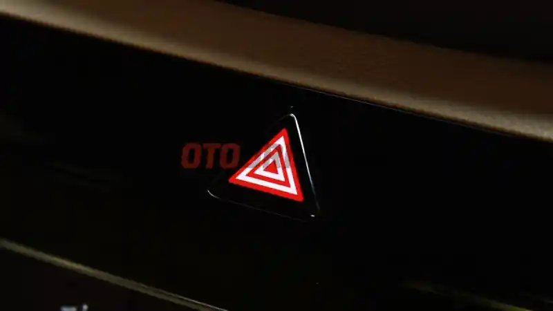 Penggunaan Lampu Hazard Yang Tepat Dan Tidak Tepat Di Jalan