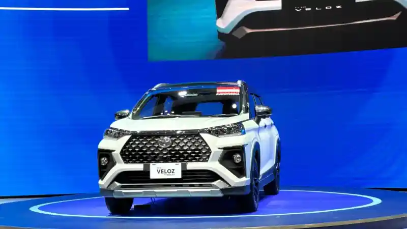 Toyota Veloz Hybrid Resmi Meluncur di GJAW 2025, Harga Pre-Booking ...