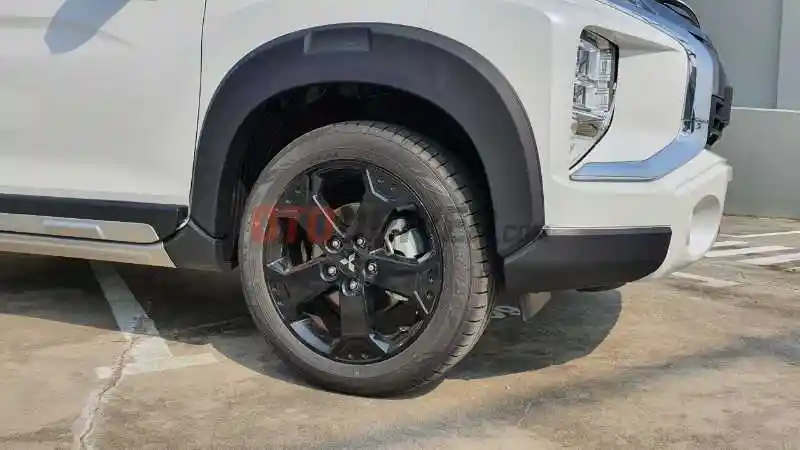 GALERI: Mitsubishi Xpander Cross Rockford Fosgate Black Edition dan ...