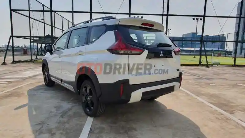 GALERI: Mitsubishi Xpander Cross Rockford Fosgate Black Edition dan ...