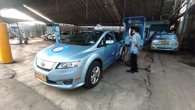 Bluebird Jual 25 Mobil Listrik BYD E6