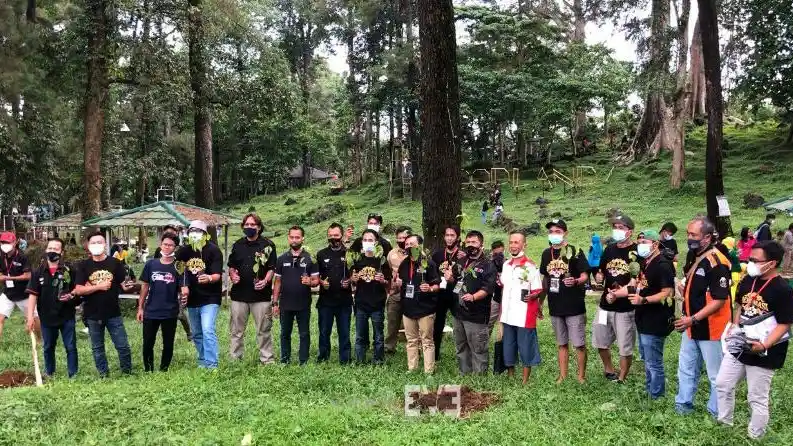 Komunitas Etios Valco Terjun Langsung Tanam 1.000 Pohon Di Gunung Cermai